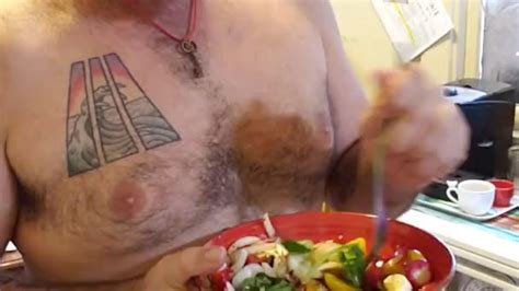 Naked salad toss manger et sortir avec mes chiens Vidéos Porno Gratuites YouPornGay