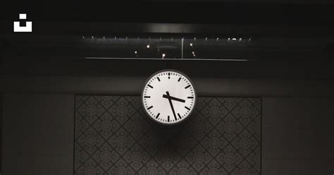 어두운 방의 벽에 걸린 시계 사진 Unsplash의 무료 시계 이미지