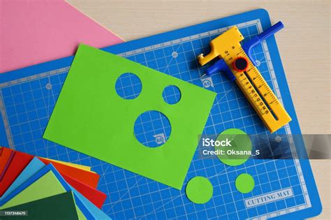 작품 장비 및 종이 절단 나이프 날카로운 상자 커터 파란색 절단 접시 종이 접기 종이를 위한 도구 현대 3d 종이 접기 종이 아트 스타일입니다 3차원 형태에 대한 스톡 사진
