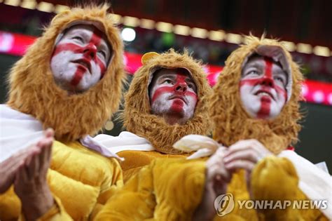 사자 의상 입고 16강 세네갈전 기다리는 잉글랜드 팬들 연합뉴스