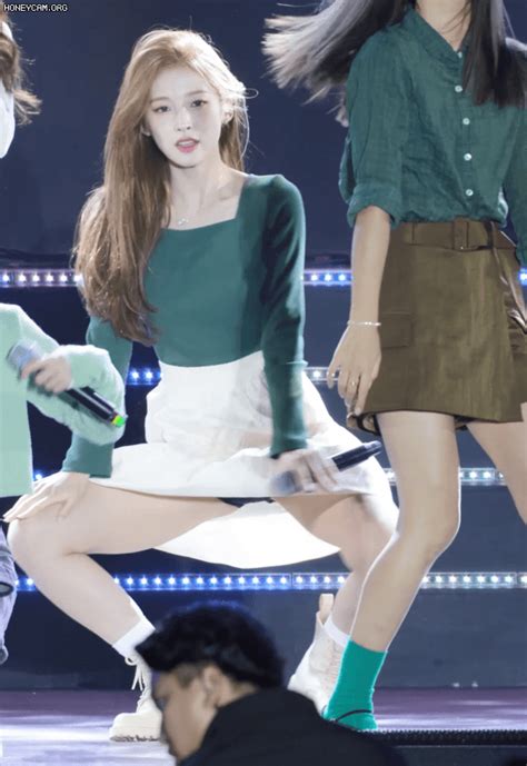 김짤닷컴 인형같은 뽀얀 우유빛 아린 허벅지 업스커트 쩍벌