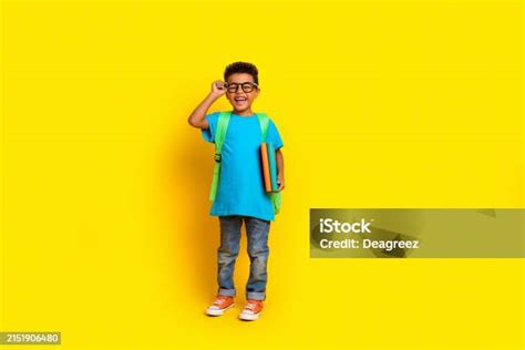 전체 길이 사진 달콤한 흥분 십대 초반 소년 입고 파란 티셔츠 안경 걷기 학교 빈 공간 고립된 노란색 배경 4 5세에 대한 스톡 사진 및 기타 이미지 Istock