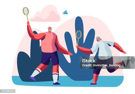 스포츠 착용에서 쾌활 한 남성 연금 커플 배드민턴 야외에서 재생 합니다 수석 사람들 건강 한 라이프 스타일과 스포츠 생활 노인