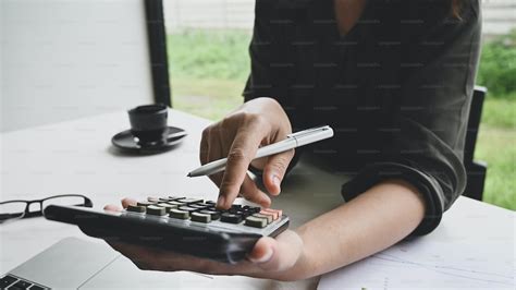 재무 개념 여성 계산 재무 데이터 테이블 사진 Unsplash의 태국 이미지