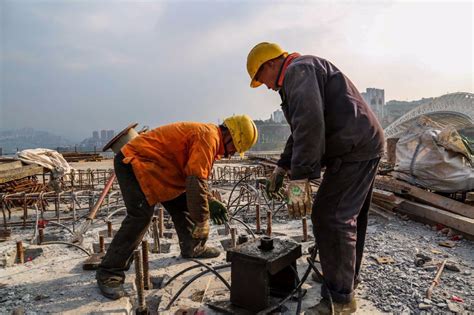 实拍万州长江三桥施工现场，工人骑钢梁不惧高空作业，称习惯了！ 三桥 王承政 工人 新浪新闻
