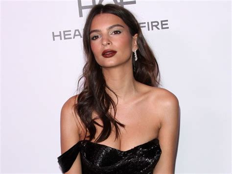 Emily Ratajkowski Topless Et Sexy Sur Instagram