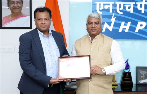 Cmd Nhpc Rp Goyal Receiving Roll Of Honour At Nhpc Corporate Office Faridabad Daily Excelsior
