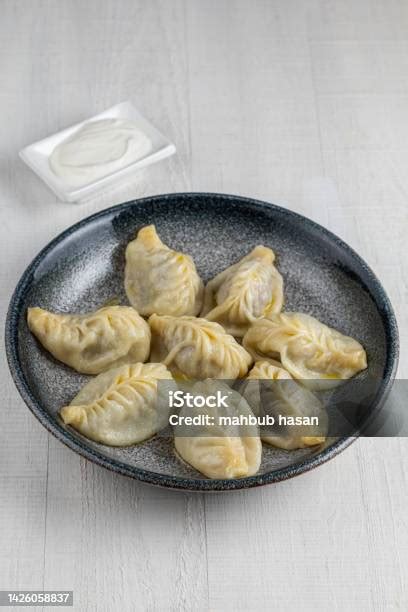 러시아 만두 뜨거운 물에서 요리하는 펠메니 간장이 들어간 화이트 플레이트 테이크 아웃 음식 0명에 대한 스톡 사진 및 기타 이미지 Istock