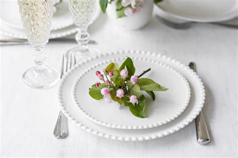 소박한 제로 폐기물 웨딩 장식은 자연 요소와 함께 나무 테이블 양초 린넨 냅킨 녹색 잎이있는 가지 특별한 저녁 식사를위한 환경 친화적 인 장식 낭만적이고 아늑한 장소 0명에