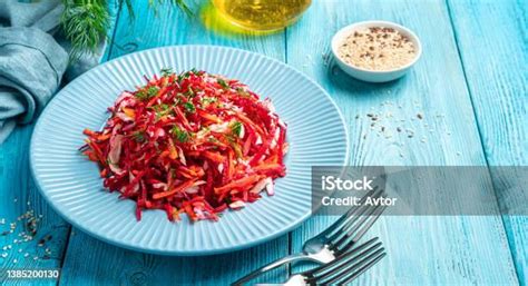 회색 배경에 사탕무 양배추 당근 참깨를 곁들인 비타민 샐러드 건강한 식생활에 대한 스톡 사진 및 기타 이미지 건강한 식생활 계절 깨 Istock