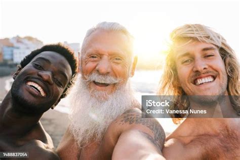 해변에서 셀카를 찍는 행복한 다세대 친구들 여름 방학 동안 즐거운 시간을 보내는 다인종 남자 친구들 휴가 여행 라이프스타일 남자에 대한 스톡 사진 및 기타 이미지 Istock