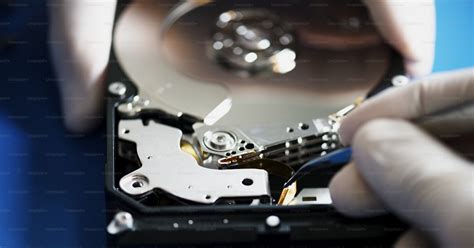 핀셋과 컴퓨터 하드 디스크를 사용한 손의 근접 촬영 사진 Unsplash의 컴퓨터 이미지