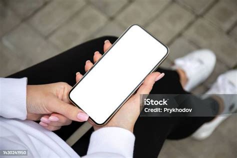 거리에서 고립 된 화면으로 황금 전화를 들고 있는 여성의 손 컴퓨터 모니터에 대한 스톡 사진 및 기타 이미지 컴퓨터 모니터 여자 사람들 Istock