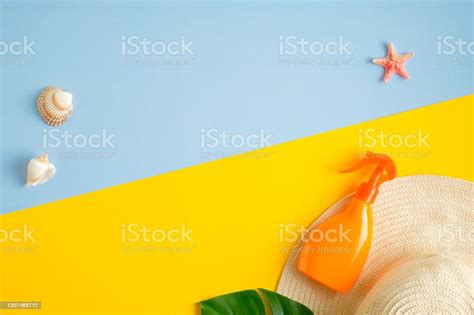 자외선 차단제 스프레이 병 녹색 열대 잎 파란색과 노란색 배경에 고립 된 여성 해변 모자 자외선 차단 선탠 화장품 스킨 케어