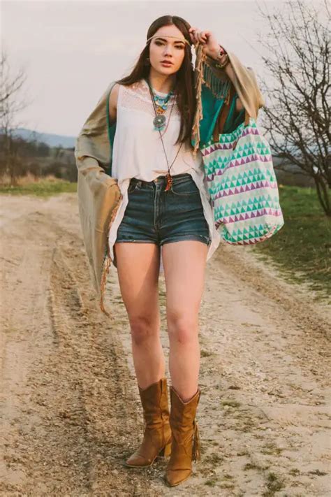 70 Effortlessly Chic Jean Shorts And Cowboy Boots Outfits For Timeless