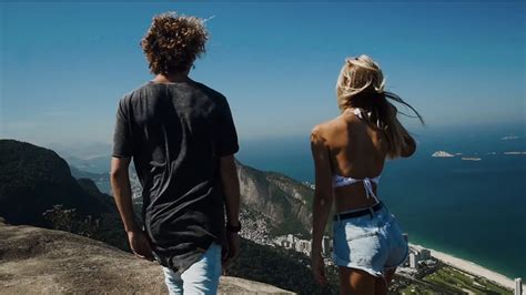 Jay Alvarrez Y Alexis Ren En El Verano El