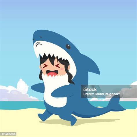 상어 의상 캐릭터를 입은 어린 소녀는 해변 배경에 고립되어 도망치고 있다 상어 의상 캐릭터 이모티콘 그림을 입고 어린 소녀