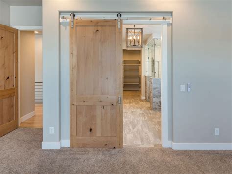 Cómo convertir una puerta en corredera y viceversa Realia