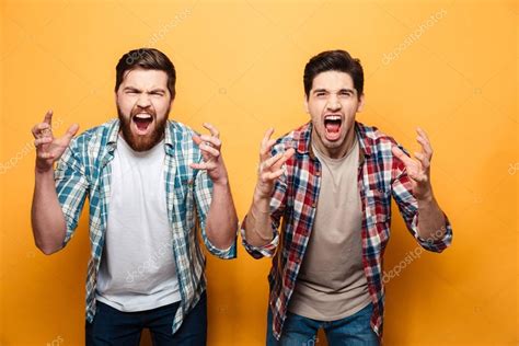 Retrato De Dos J Venes Enojados Gritando Fuerte