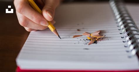 공책에 연필 글씨를 들고 있는 사람 사진 Unsplash의 무료 쓰기 이미지