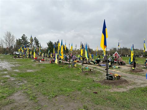 25 готівкою від суми за перевезення загиблих військових та по 500 грн за заїзд на кладовище