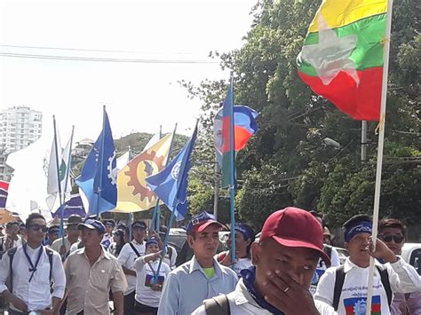 Dvb ေမေဒးေန႔အထိမ္းအမွတ္ ရန္ကုန္ၿမဳိ႕လယ္၌ အလုပ္သမားမ်ားဆႏၵျပ ဓာတ္ပံု