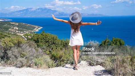 산 꼭대기에 서 있는 모자를 가진 여자 팔이 뻗어 자 킨 토스 그리스에서 바다를 보고 팔을 펼친에 대한 스톡 사진 및 기타 이미지 팔을 펼친 유명한 장소 후면