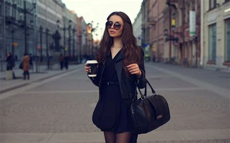 Фото девушки стоящей на коленях