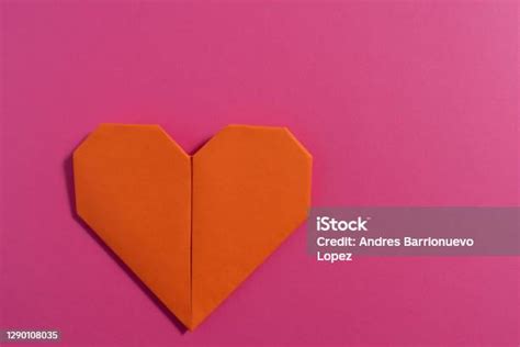 사랑에 빠진 커플을 위한 발렌타인 데이를 축하하기 위해 컬러 페이퍼로 만든 종이 접기 하트 2월에 대한 스톡 사진 및 기타 이미지 2월 갈색 개념 Istock