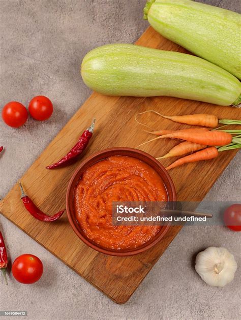 콘크리트 테이블에서 요리하기위한 재료가있는 호박 캐비어 가정 통조림 및 야채 수확의 개념 건강한 유기농 식품 토마토 호박 당근