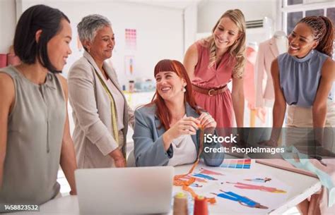 패션 디자이너 여성 다양성 및 노트북 종이 디자인 또는 색상 패턴과의 팀워크 협업 미소 행복하고 말하는 창조적 인 재봉사 노동자