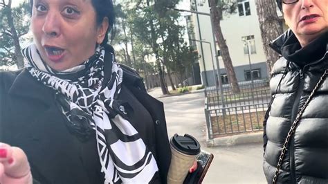 რუსთავის მე 18 და მე 19 საარჩევნო უბნებთან მოქალაქეების ჯგუფები დგანან