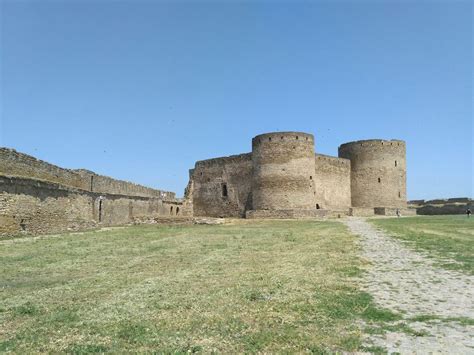 집 밖의 경치가 좋은 고대 일본 고대의 고전 건축 관광 관광 명소 기와 지붕 돌담 동아시아 건축 랜드마크 맑은 하늘 문화 문화 관광 문화 유산