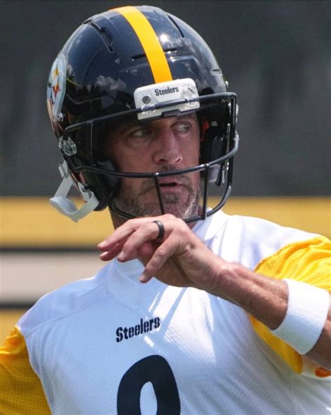 Photo Aaron Rodgers Wearing Wedding Ring At Steelers Training Camp