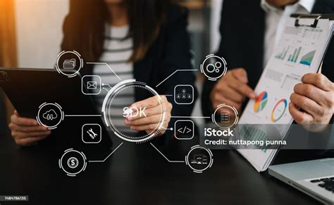 sdk 소프트웨어 개발 키트 프로그래밍 언어 기술 개념 가상 화면에 sdk 아이콘이 있는 노트북 컴퓨터 및 태블릿을 입력하는