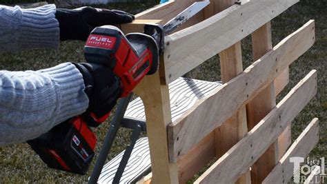 How To Take Apart Pallets Easy Her Tool Belt