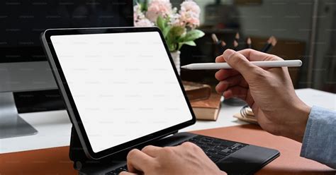 컴퓨터 태블릿의 화면을 가리키는 스타일러스 펜을 들고 있는 사업가의 손을 닫습니다 사진 Unsplash의 태국 이미지