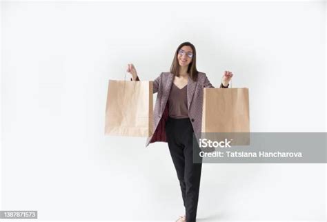 흰색 배경에 갈색 가방을 가진 미소 젊은 쇼핑 중독자 소녀 구매에 대한 스톡 사진 및 기타 이미지 구매 디자인 명랑한