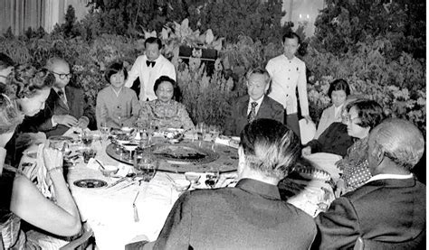 1978年，邓小平访问新加坡时承认两个错误，李光耀感叹：他是人杰 知乎