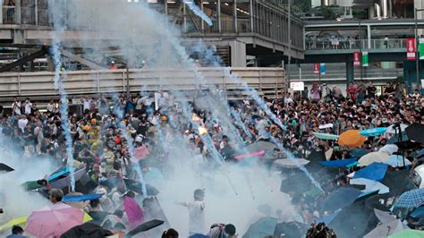 បាតុកម្ម នៅ ហុងកុង បន្ត រីកសាយ របួស ២៦ នាក់