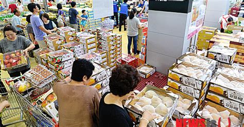 추석 앞두고 선물세트 구입하는 시민들