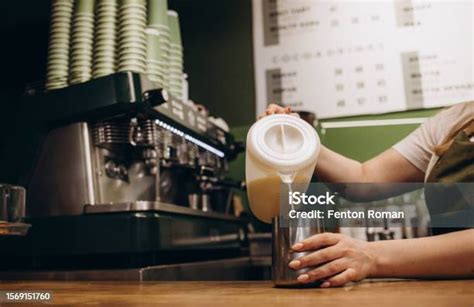 전문 바리스타가 찐 우유를 커피 유리 컵에 붓고 아름다운 라떼를 만드는 모습 20 24세에 대한 스톡 사진 및 기타 이미지