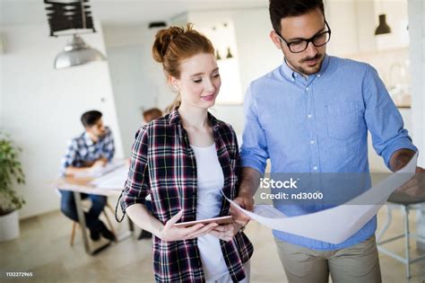 공동 작업 프로세스 현대 사무실에서 작업 하는 디자이너 팀 계획에 대한 스톡 사진 및 기타 이미지 계획 기업 문화 기업 비즈니스 Istock