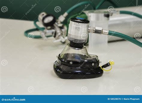Het Onduidelijke Beeldachtergrond Van De Zuurstofcilinder Stock Foto Image Of Medisch Druk