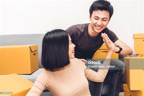 행복 한 젊은 커플 주는 하이 파이브 하 고 상자를 풀고 그들의 새로운 가정으로 이동 하우스 이동 및 부동산 개념 가정의 방에 대한 스톡 사진 및 기타 이미지 Istock