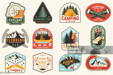 캠핑 패치 스티커 세트 야외 모험 벡터 배지 디자인입니다 나이프 카누 성냥 스틱 불타는 라이터 등산객 등산 얼음 도끼 성냥 및
