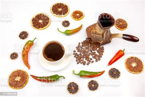 커피 콩을 곁들인 세라믹 칠면조 옆에 흰색 접시에 흰색 컵에 갓 양조한 뜨거운 블랙 커피 고추와 레몬 건강한 식생활에 대한 스톡 사진 및 기타 이미지 Istock