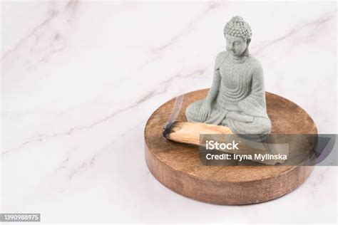 불타는 팔로 산토는 하얀 대리석 배경의 명상실에서 불상과 함께 붙어 있습니다 선 개념 명상 및 영적 관행 정신 건강 팔로 산토 트리에 대한 스톡 사진 및 기타 이미지