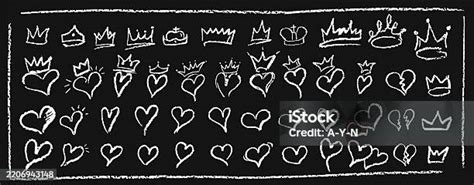 아이들의 세트 손으로 그린 크레용 하트와 왕관 사랑과 군주 지위의 상징 인 흰색 파스텔 모음 벡터 목탄 낙서 모양과 구불구불한 구불구불한 어린아이 소녀 스타일 0명에 대한