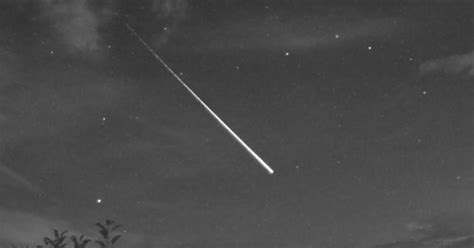 ប្រទះឃើញទេពច្យុត ធ្លាក់ចុះយឺតៗ ខុសពីធម្មតា នៅចក្រភពអង់គ្លេស សូម្បីអ្នកជំនាញក៏ឆ្ងល់ដែរ